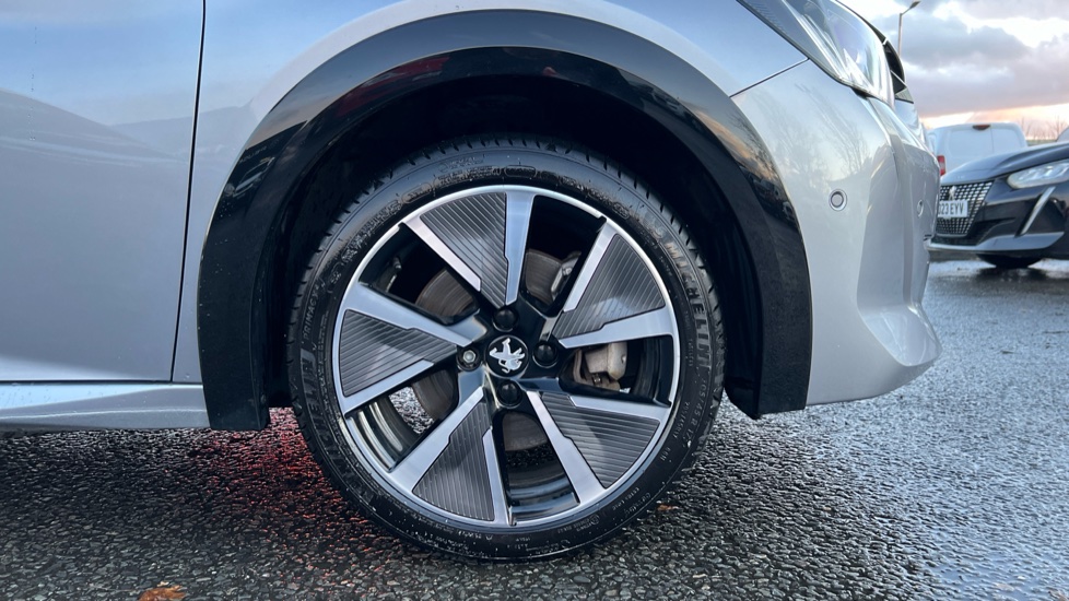 Peugeot E-208 | cinch