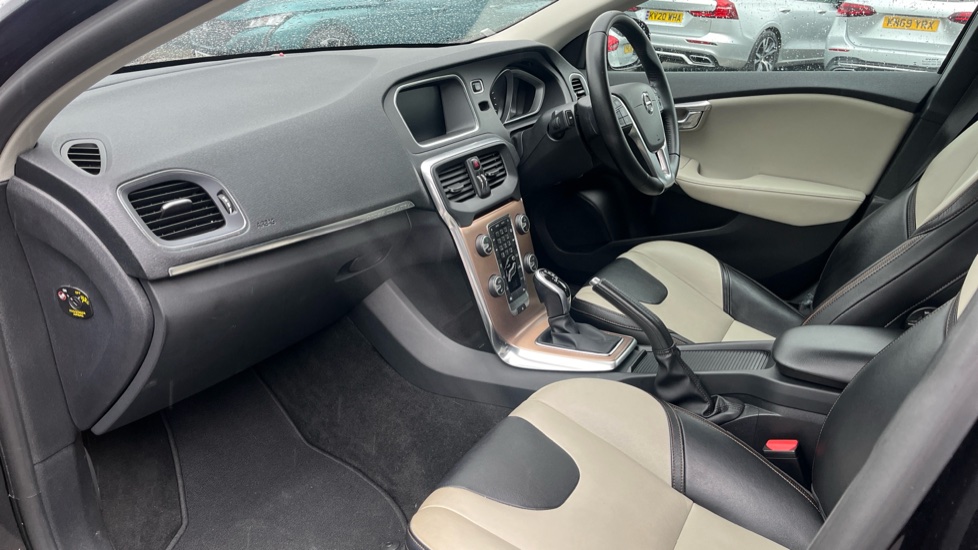 VOLVO V40 Black Automatic Auction | DealerPX