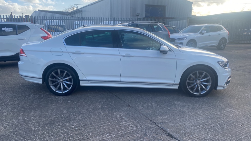 Volkswagen Passat White Automatic Auction | DealerPX