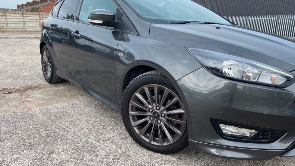 Ford Focus Grey Manual Auction | DealerPX