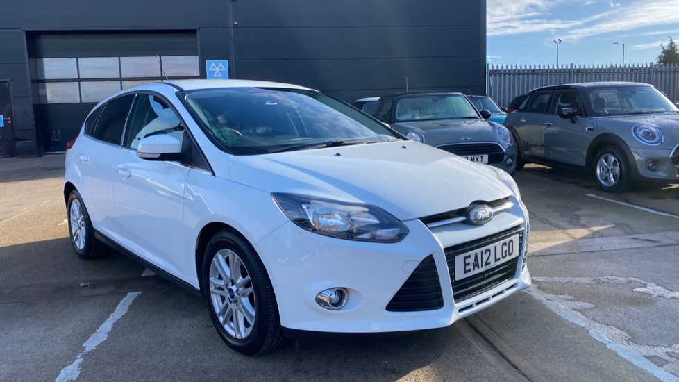 Ford Focus White Manual Auction | DealerPX